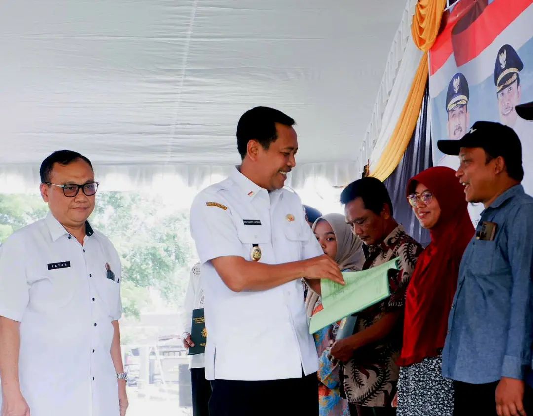 PENYERAHAN SERTIPIKAT PTSL HIBAH APBD - Badan Kesatuan Bangsa dan Politik Kabupaten Ngawi
